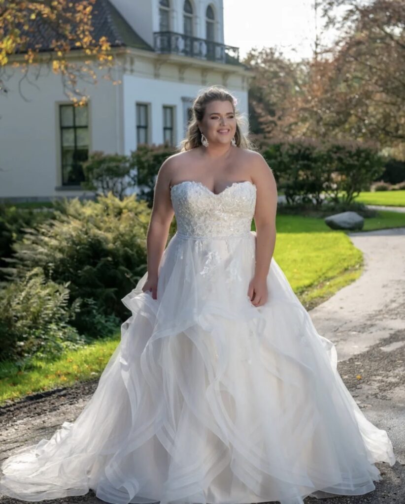 Kelly – The Model Booker